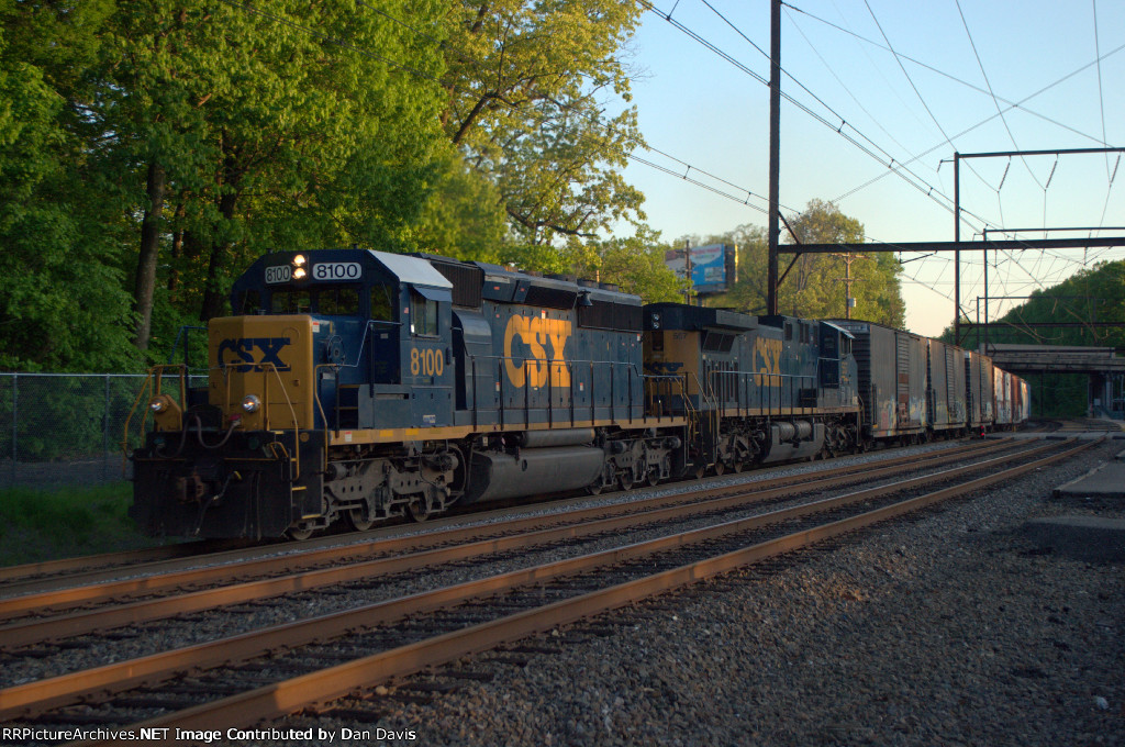 CSX SD40-2 8100 leads Q300-18